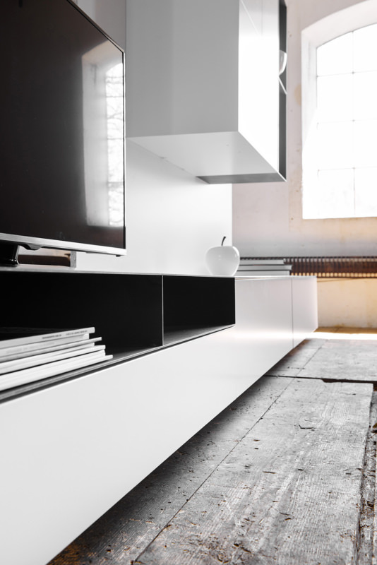 Wohnwand - weiss Lack + Schwarzblech - Holzwoi