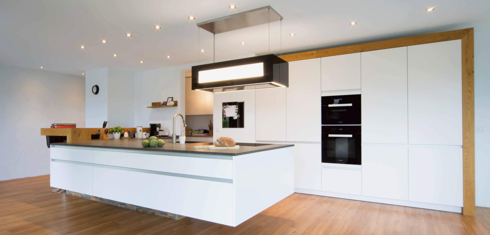 Küche mit Insel in weiß Lack + Eiche - Holzwoi
