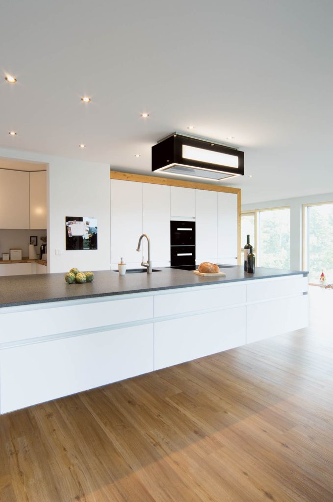 Küche mit Insel in weiß Lack + Eiche - Holzwoi